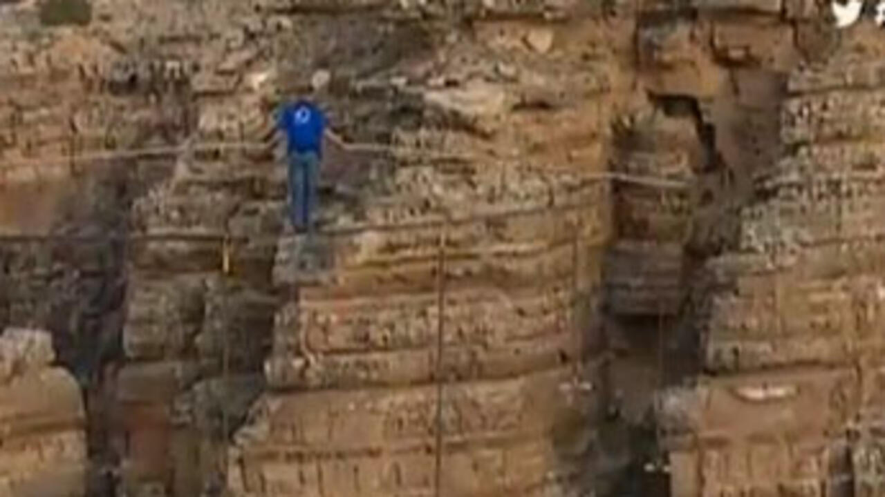 US daredevil crosses Grand Canyon on a tightrope