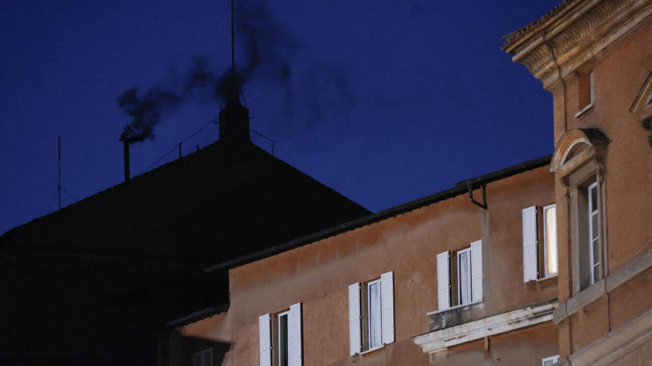 Humo negro en el Vaticano: se mantiene la incertidumbre sobre el sucesor del papa Francisco