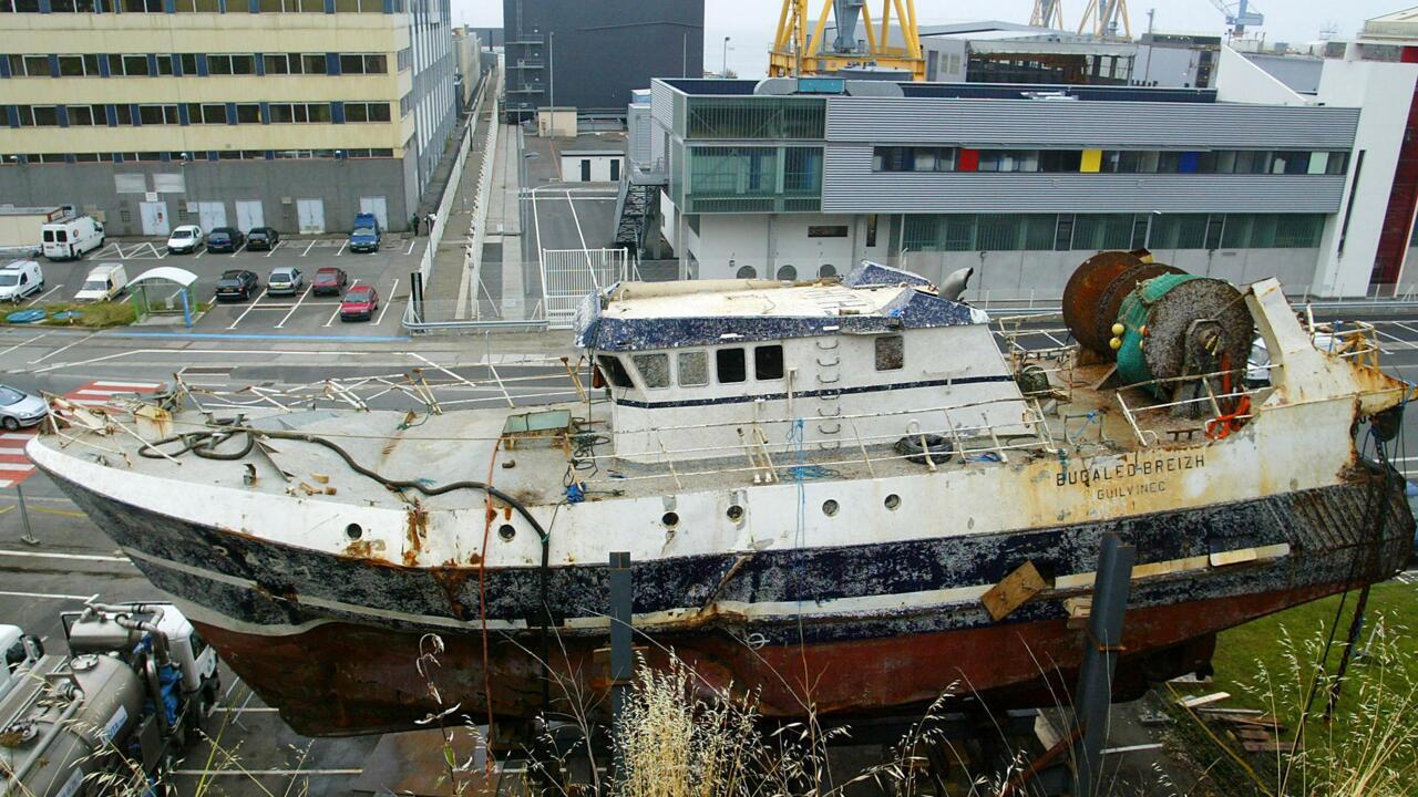 UK probe rejects submarine link in deadly 2004 sinking of French ...