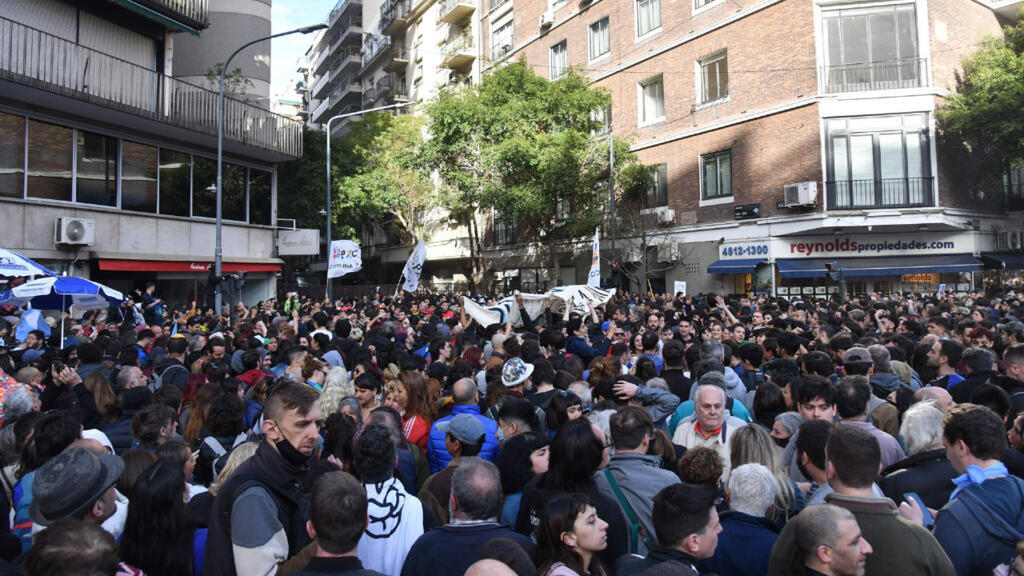 Cientos de personas protestan en Argentina en apoyo a la vicepresidenta ...
