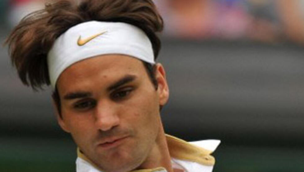 Federer cruises into second round