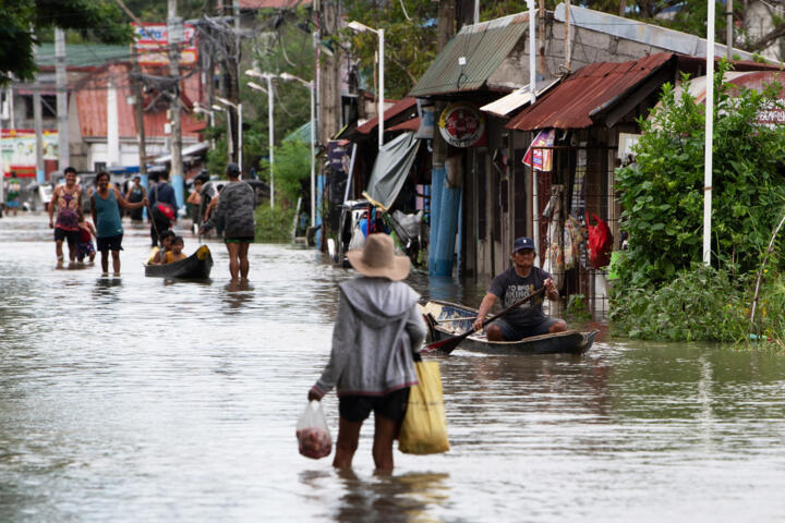 Boats bring Philippine flood victims to safety as death toll rises