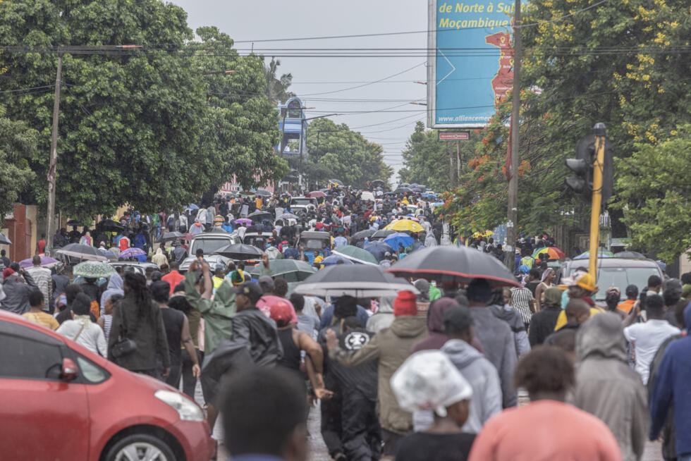 Clashes as crowds welcome Mozambique opposition leader home from exile