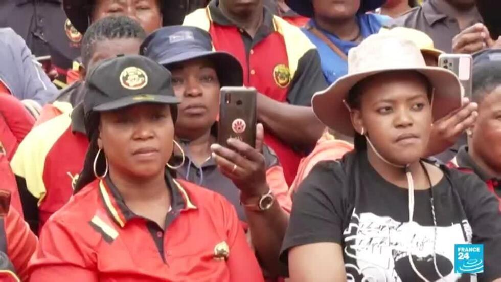 South Africa government workers strike over pay - France 24
