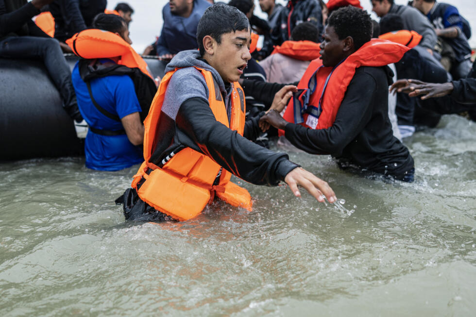 French court jails 18 members of Channel people smuggling gang