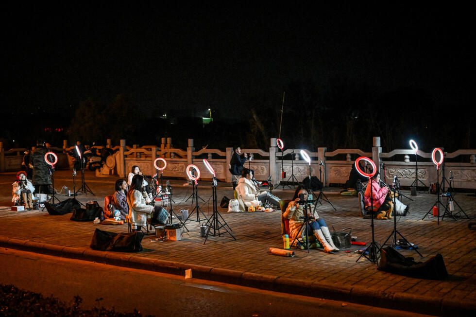 Chinese livestreamers flock outdoors for late-night tips