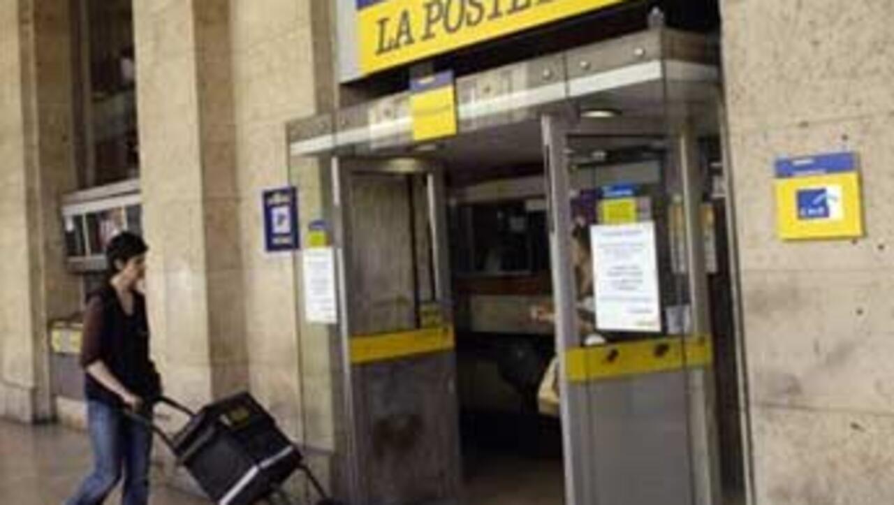 Paris postal workers strike on privatisation fears
