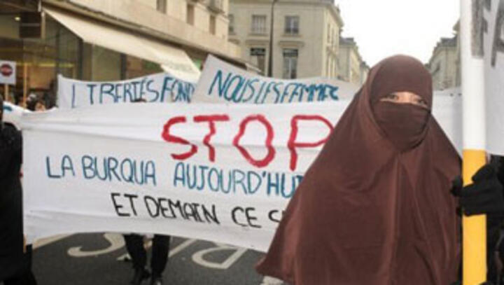 Parliament unanimously declares the full veil 'contrary' to national values