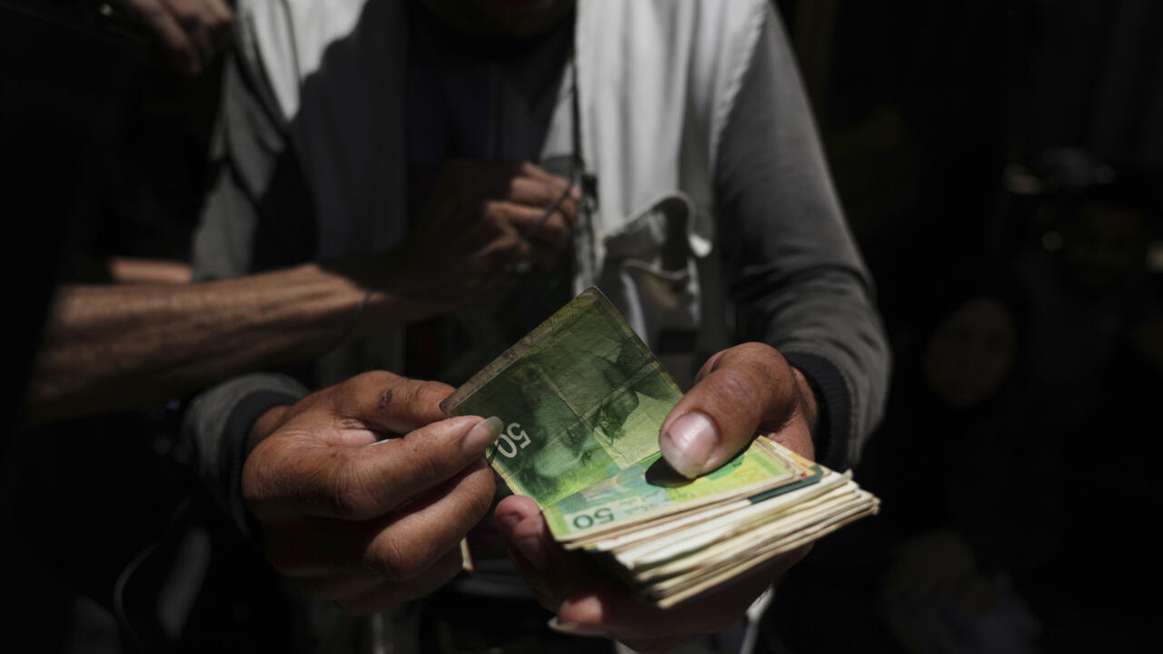 La crisis del dinero en Gaza: sin bancos, sin cajeros y con billetes ...