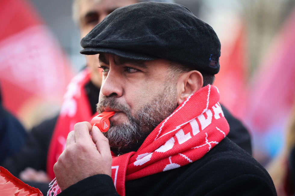 Tens of thousands strike at Volkswagen's Germany plants