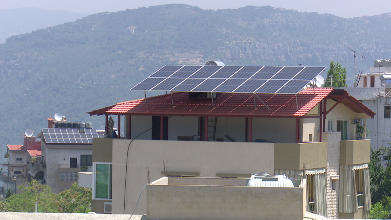 Lebanese turn to solar energy amid collapse of national power grid