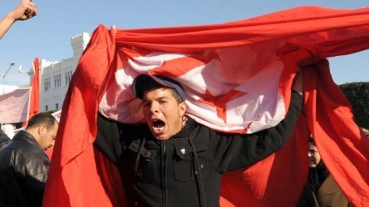 Police fire teargas at protesters calling for Ben Ali allies to resign