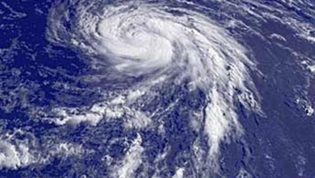 Hurricane Bill picks up strength on US approach