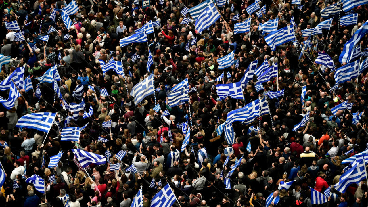 Thousands of Greeks protest over Macedonia name