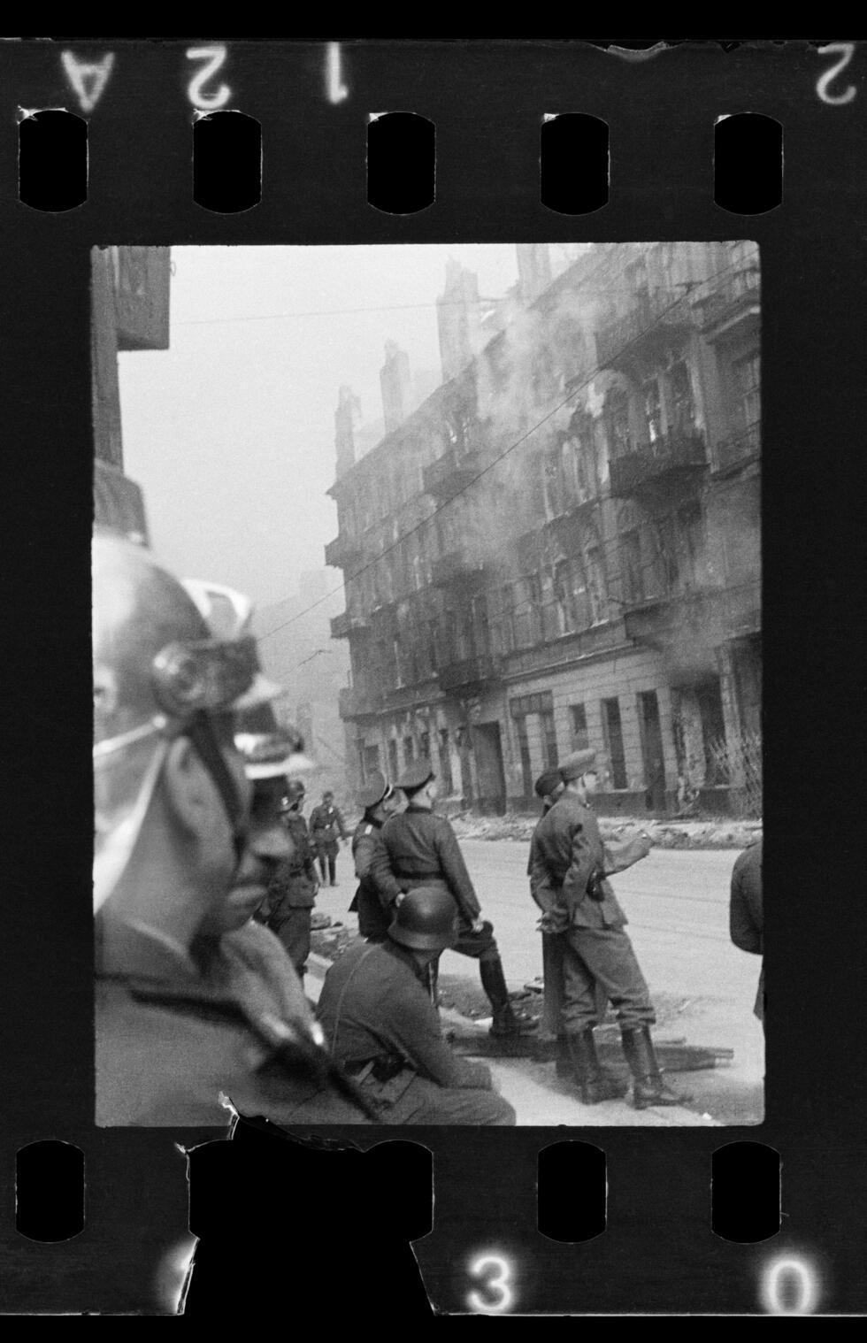 Rare photos from WWII Jewish ghetto shown in Warsaw