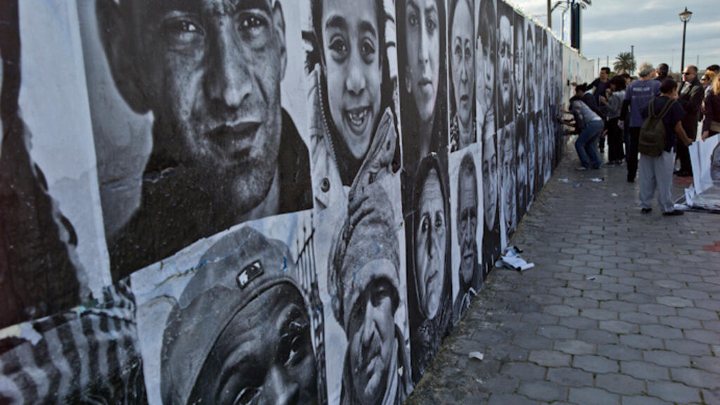 JR a exposé ses portraits géants dans les rues de Tunis