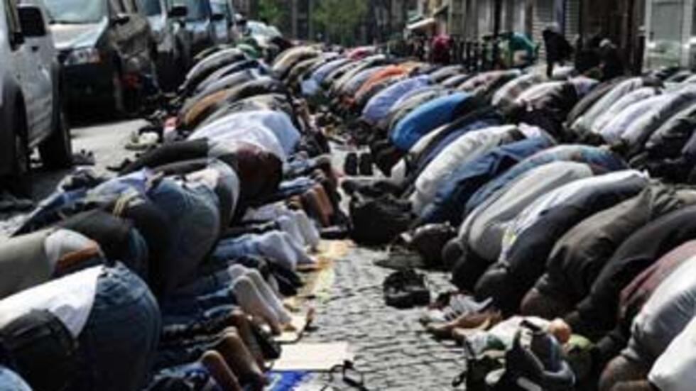 L'État met fin aux prières de rue à Paris en attribuant un lieu de culte