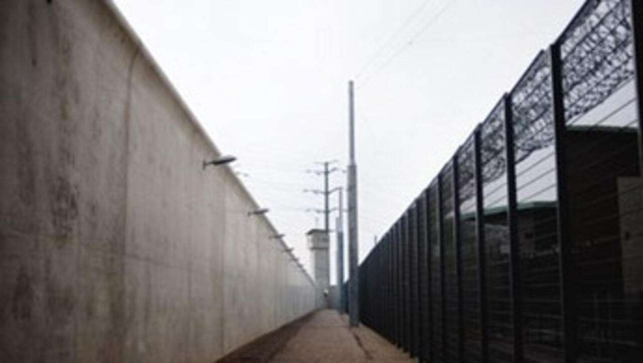 Parliament examines plans for prison shake-up