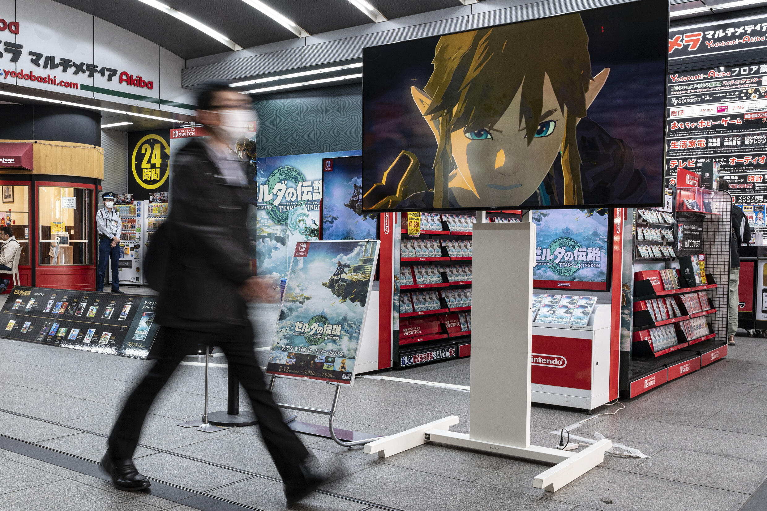 Gamers rush to get Nintendo's new 'Zelda' after six-year wait