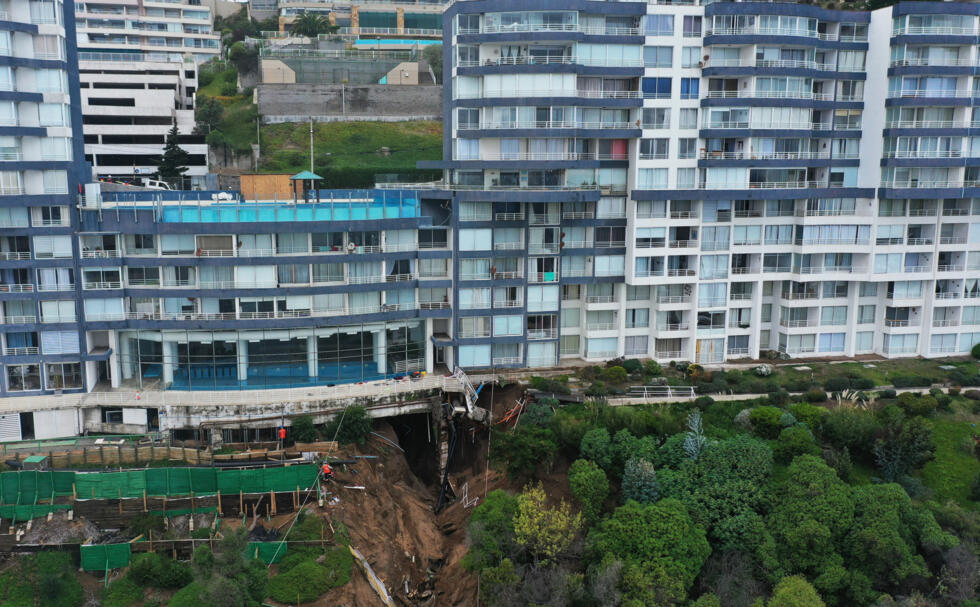 Sinkholes threaten luxury property in Chile's resort city