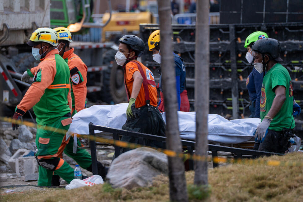 Grieving Dominicans start burying 220 victims of nightclub disaster