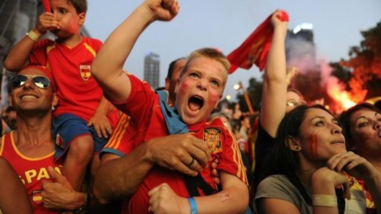 Football fever grips Spain, Netherlands for World Cup final