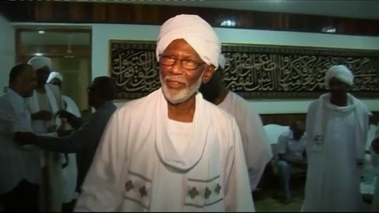 بضعة آلاف يشيعون جنازة حسن الترابي وسط إجراءات أمنية مشددة بالخرطوم