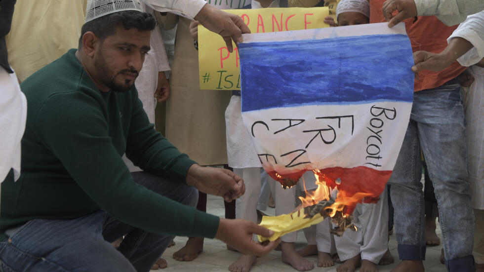 Charlie Hebdo: France's satirical magazine in new controversy