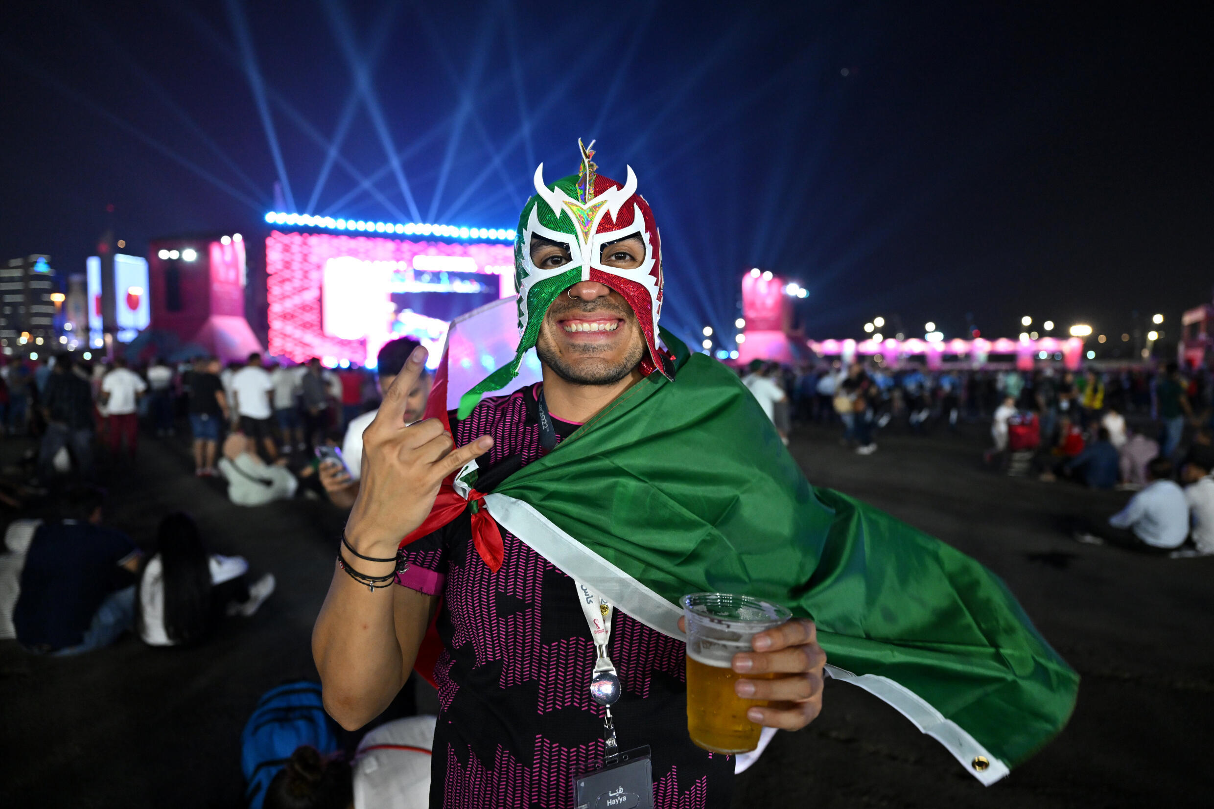 Fans give frothy welcome to first World Cup beers