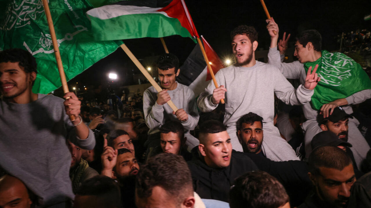 Los 39 palestinos excarcelados son recibidos como "héroes" en Cisjordania