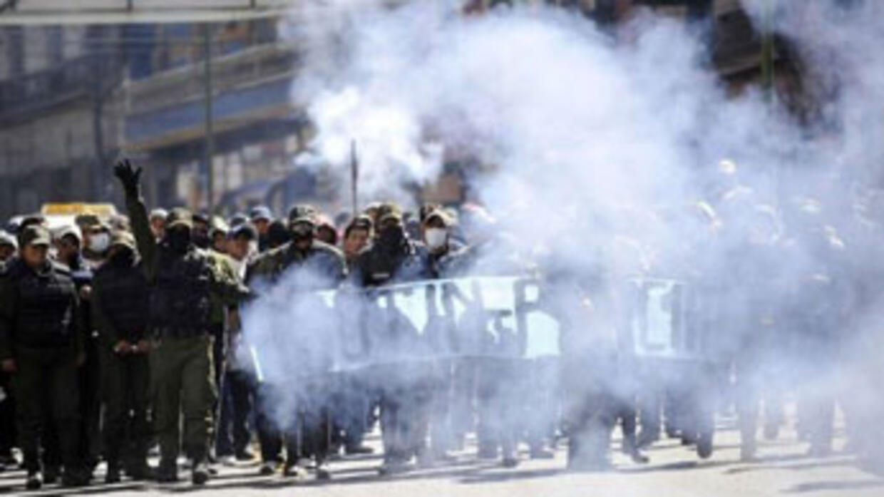 Striking Bolivian police battle workers in La Paz