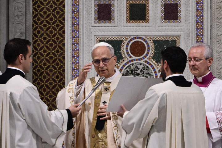 Le pape prend possession de sa chaire d'évêque de Rome en la basilique ...