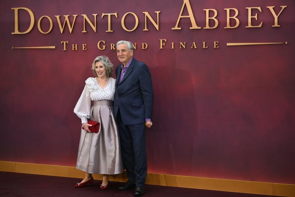 'Downton Abbey' stars tread red carpet for finale