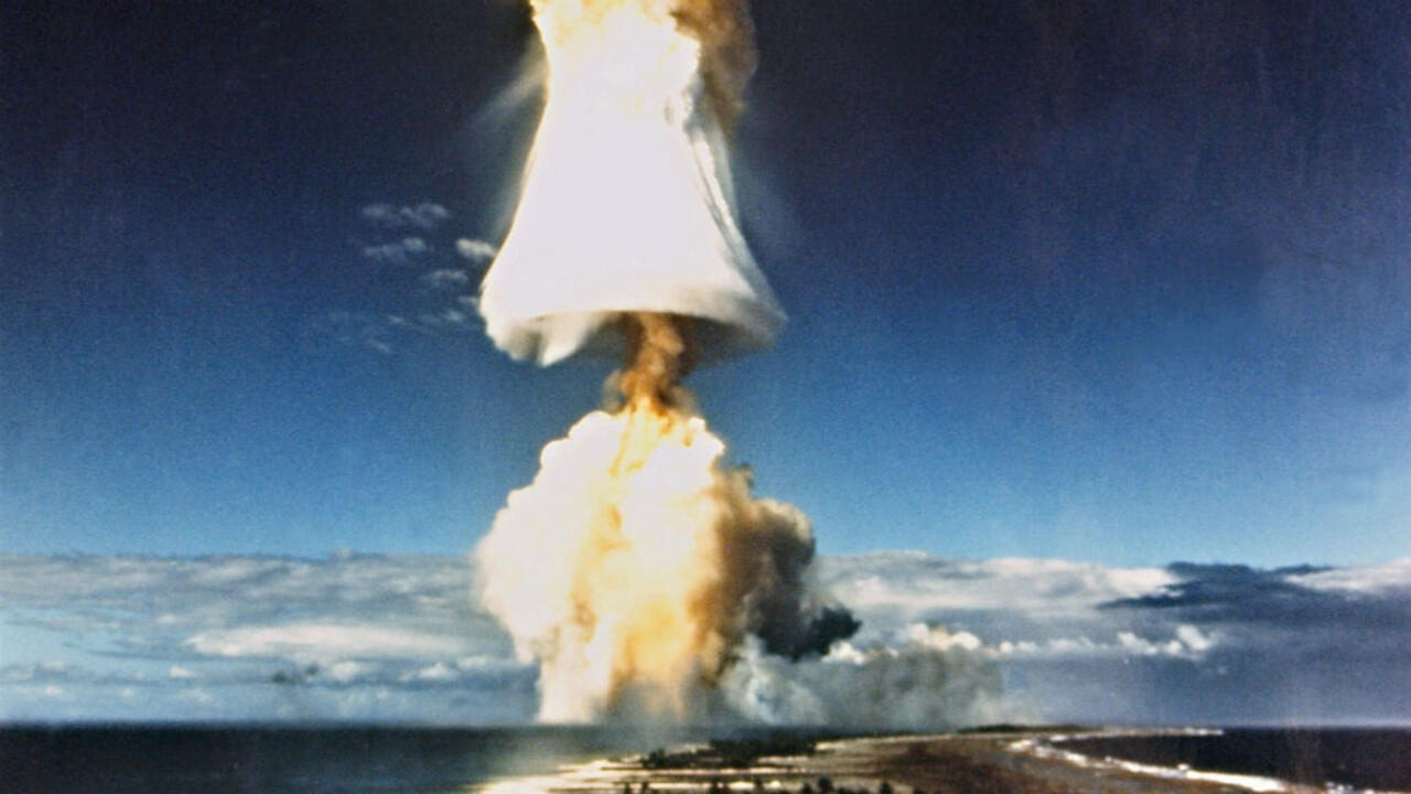 Mururoa et Fangataufa : vingt ans après les essais nucléaires, Hollande ...