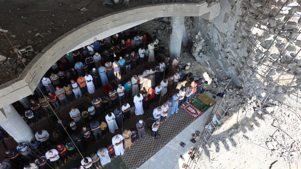 Gazans return to damaged mosques for first post-truce Friday prayers