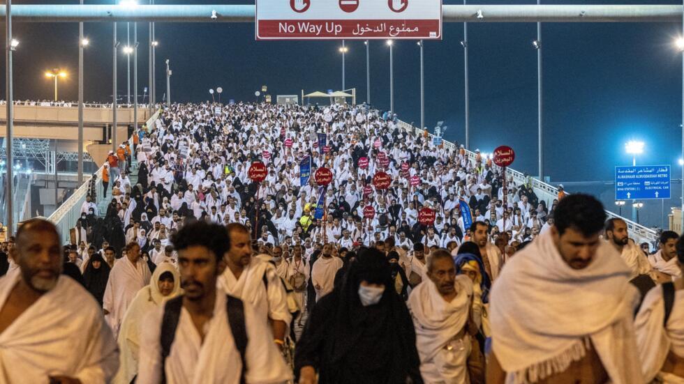 Huge crowds 'stone the devil' as fiercely hot hajj winds down