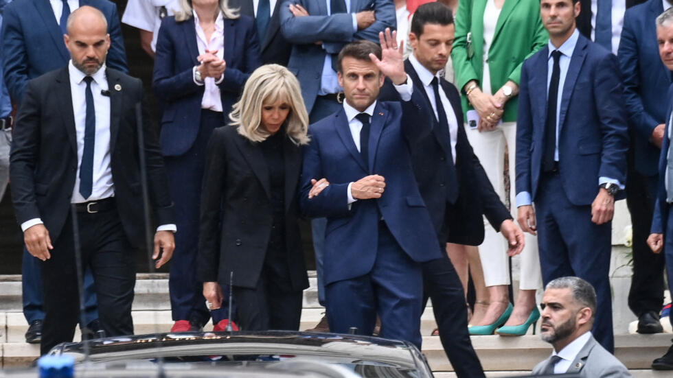 "Podemos tener grandes esperanzas", afirma Macron tras visitar a víctimas del ataque en Annecy