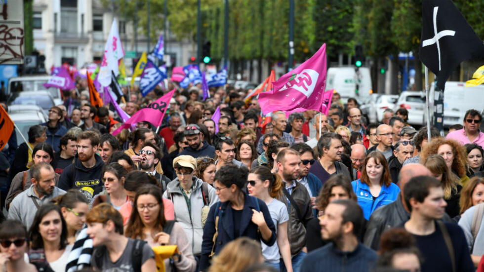 Thousands take to the streets to rally against French labour reforms