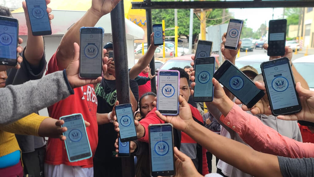 Un mejor teléfono para sortear los fallos de la app CBP One, así es la ...