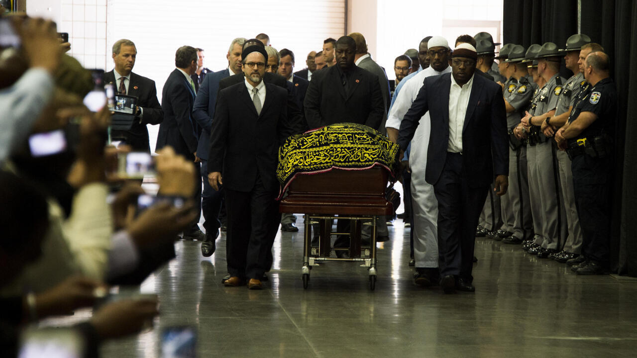 Thousands bid farewell to Muhammad Ali in Muslim memorial service