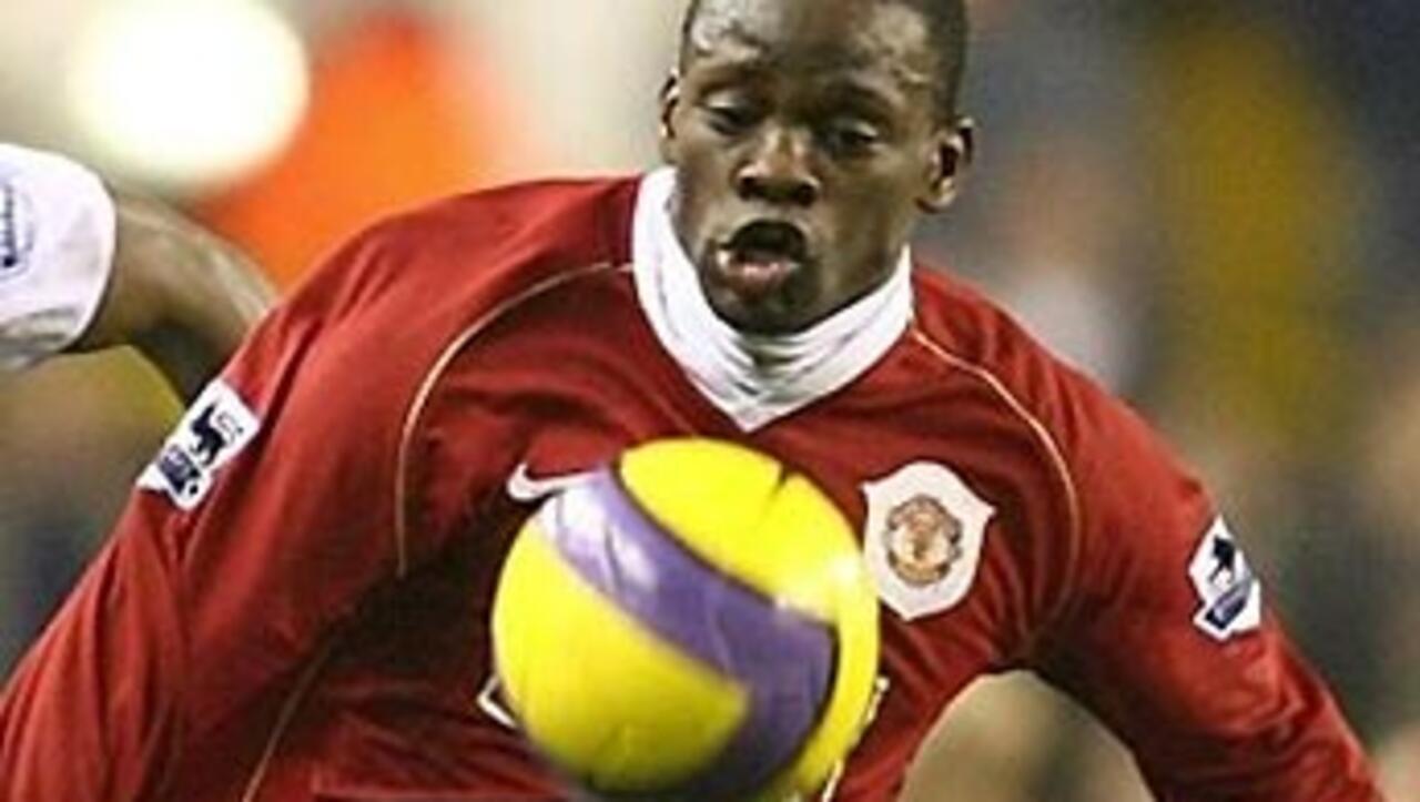 Louis Saha completes Everton switch