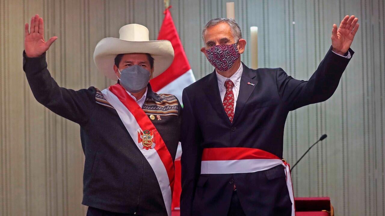 Perú: Pedro Castillo completa su gabinete ministerial, salpicado de ...