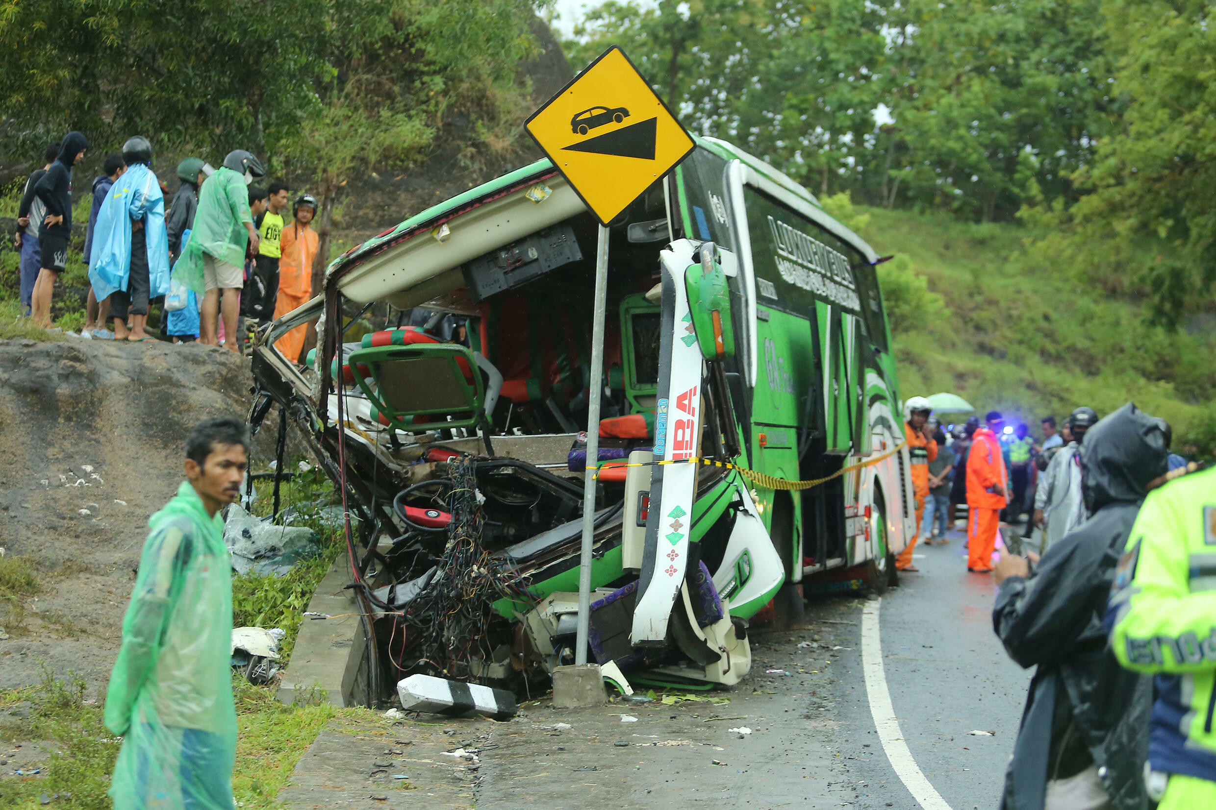 Indonesia bus crash kills 13, injures dozens