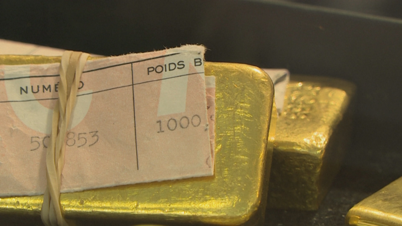 L'or franchit la barre des 5 000 dollars l'once, une première ...