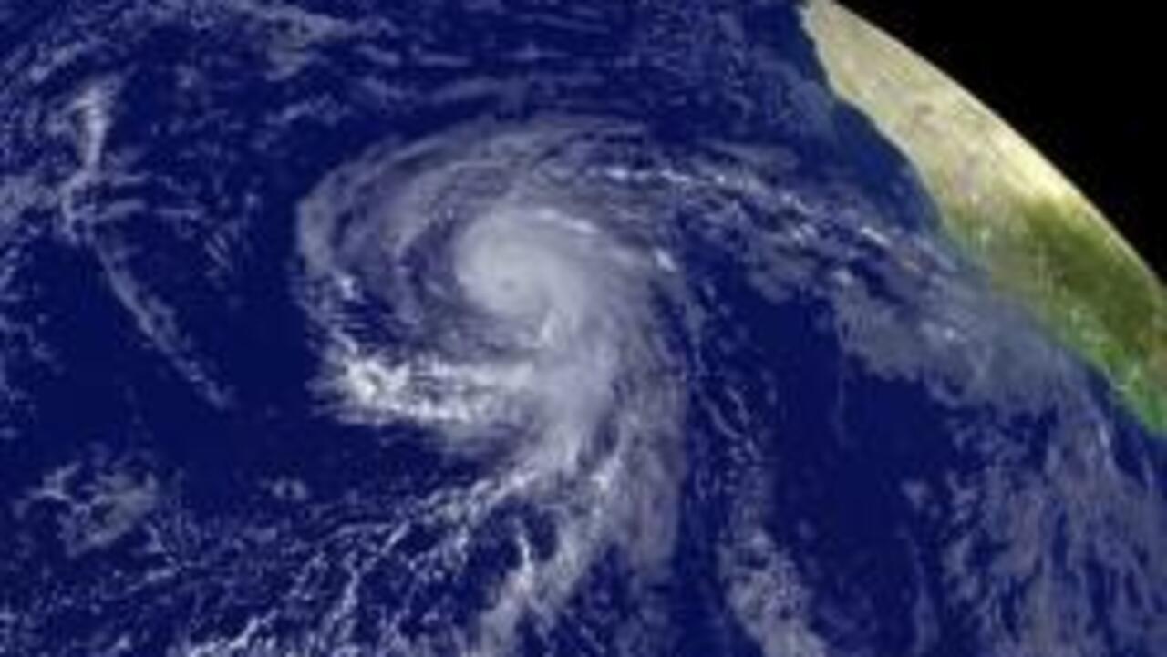 Hurricane Rick gathers strength off Mexico