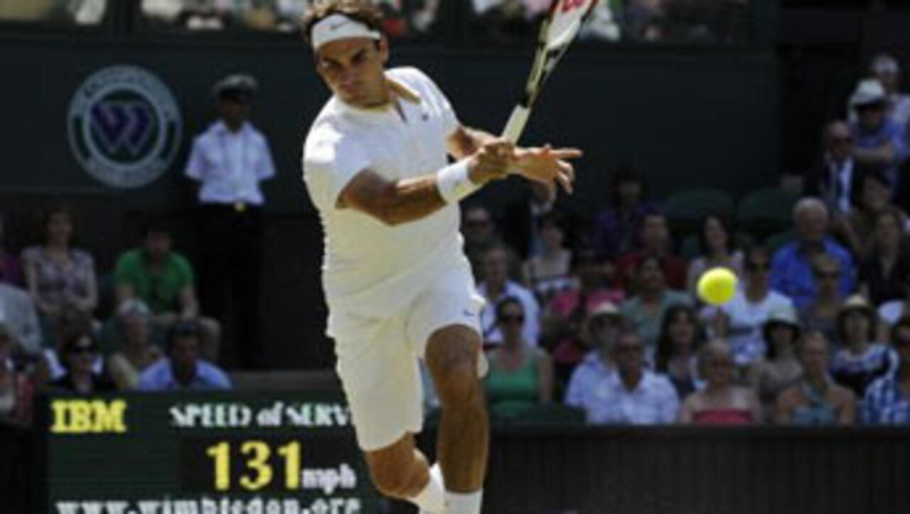 Federer tames Karlovic serve to reach semis