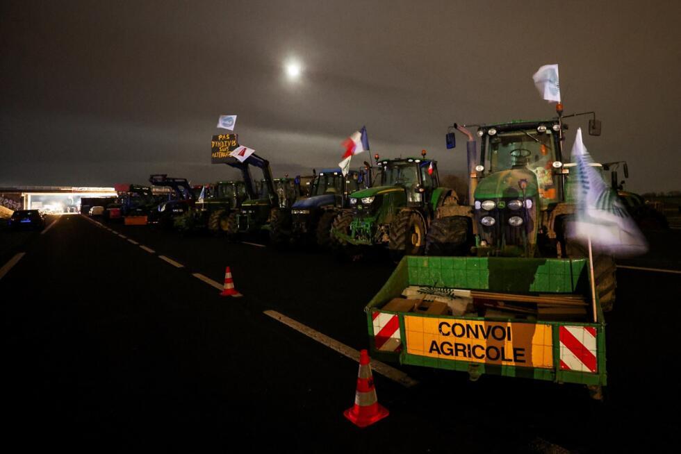 In pictures: French farmers press on with Paris 'siege' in stand-off ...