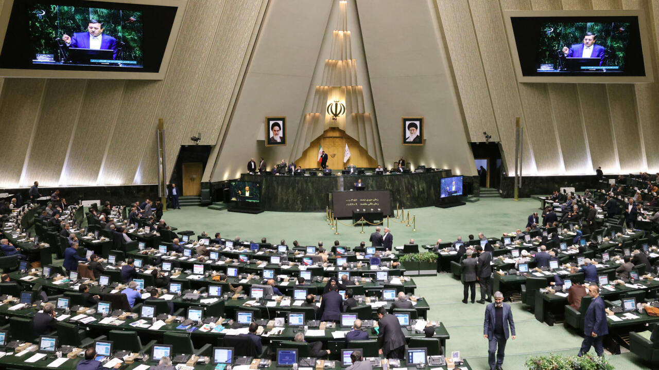 Parlamento iraní aprueba suspender cooperación con el OIEA; Grossi urge ...