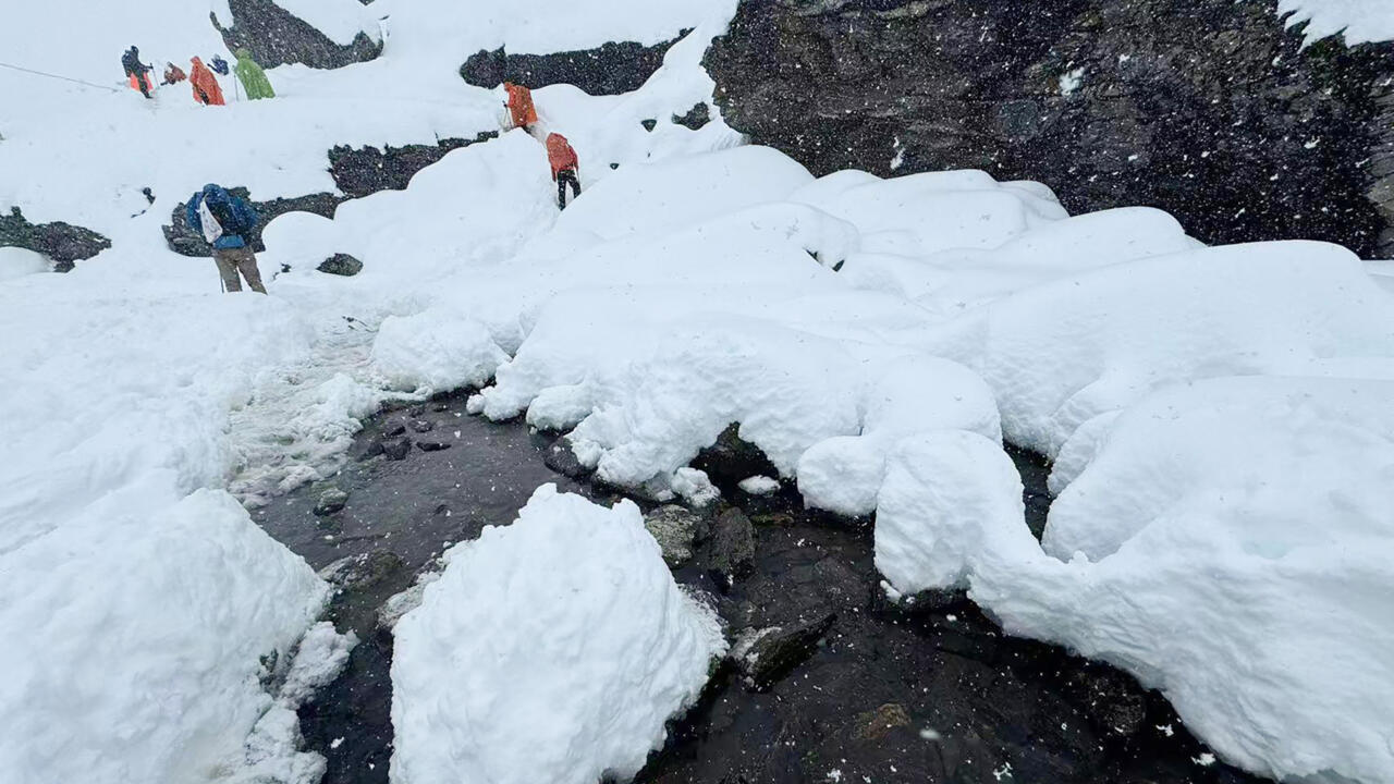 One hiker dead, hundreds rescued after heavy snowfall in China