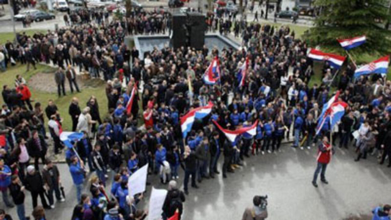 Leaders form cabinet to end crisis in ethnically divided Bosnia